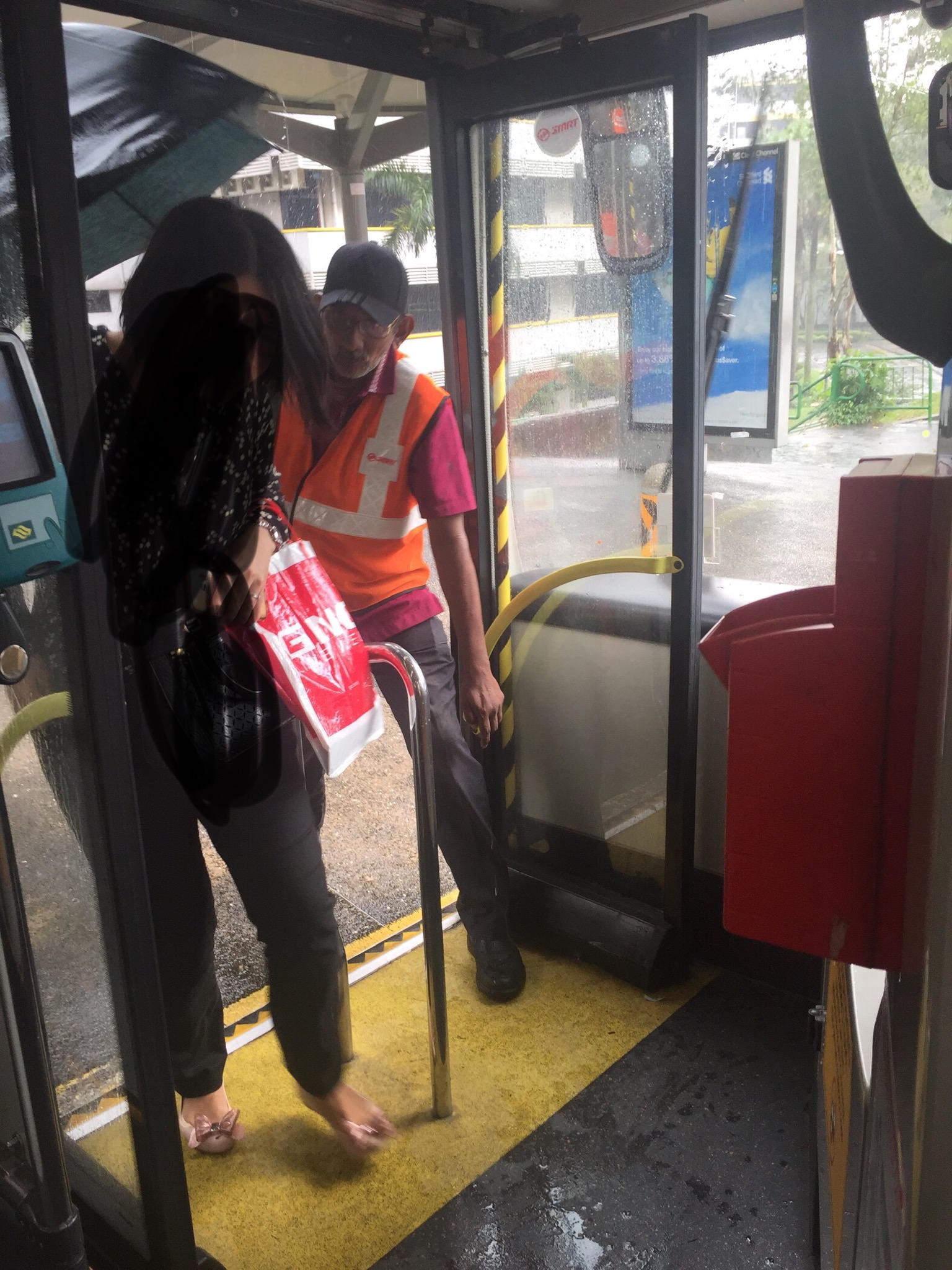 SMRT bus captain wins hearts after alighting bus to shelter commuters ...