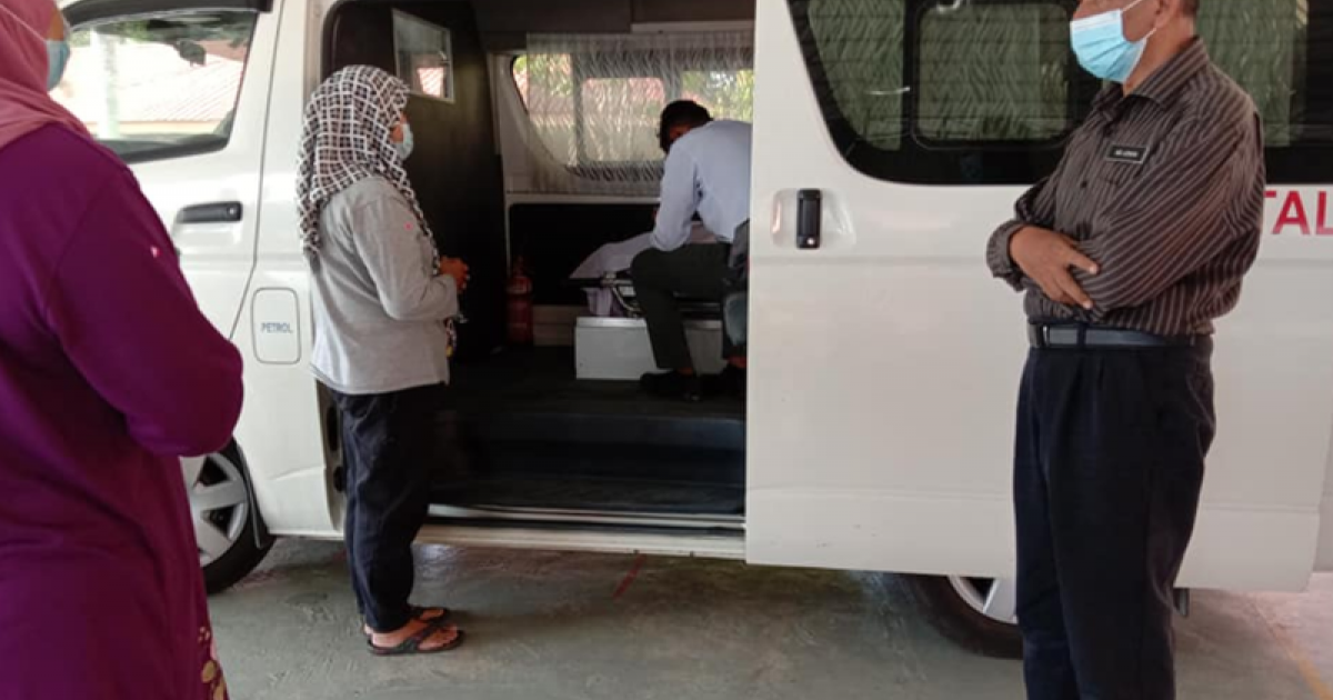 spm-candidate-bids-farewell-to-late-father-outside-exam-hall-in-between ...