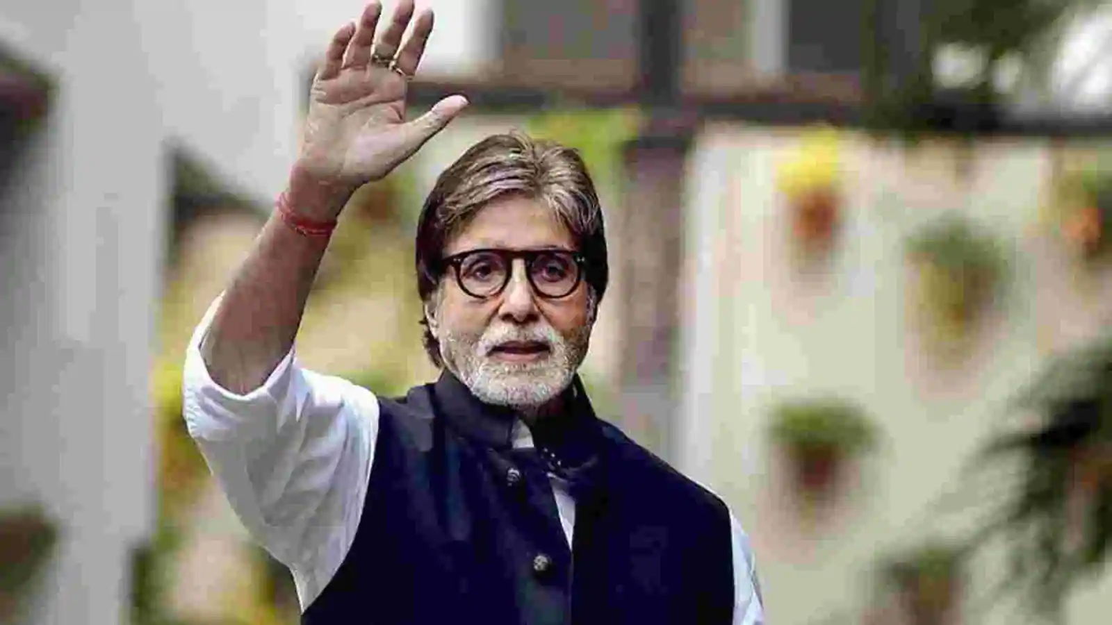 amitabh-bachchan-says-he-underwent-eye-surgery,-asks-fans-to-excuse-his ...