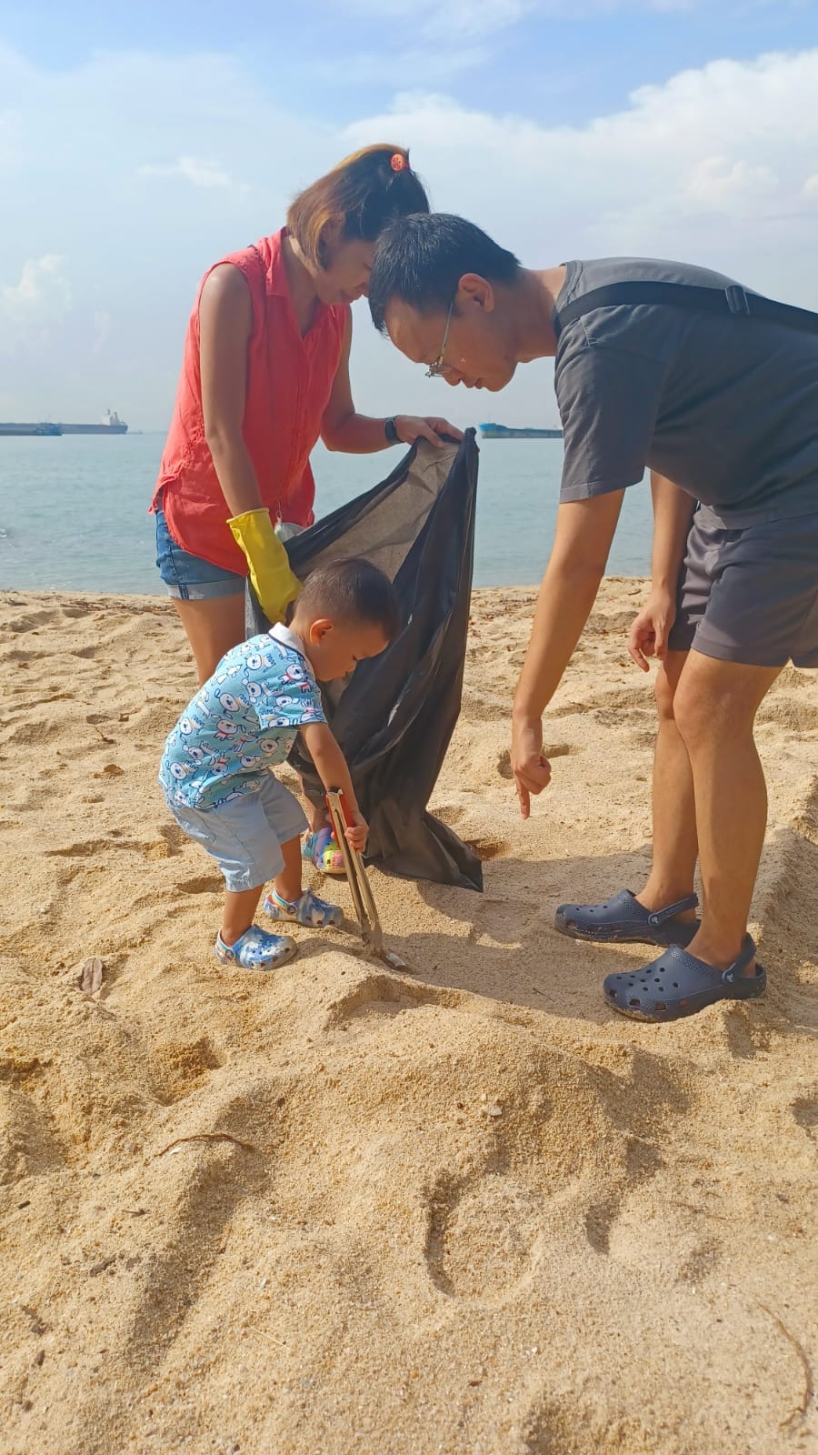 Nicole Seah & Nathaniel Koh's young kids join WP Youth Wing beach clean ...