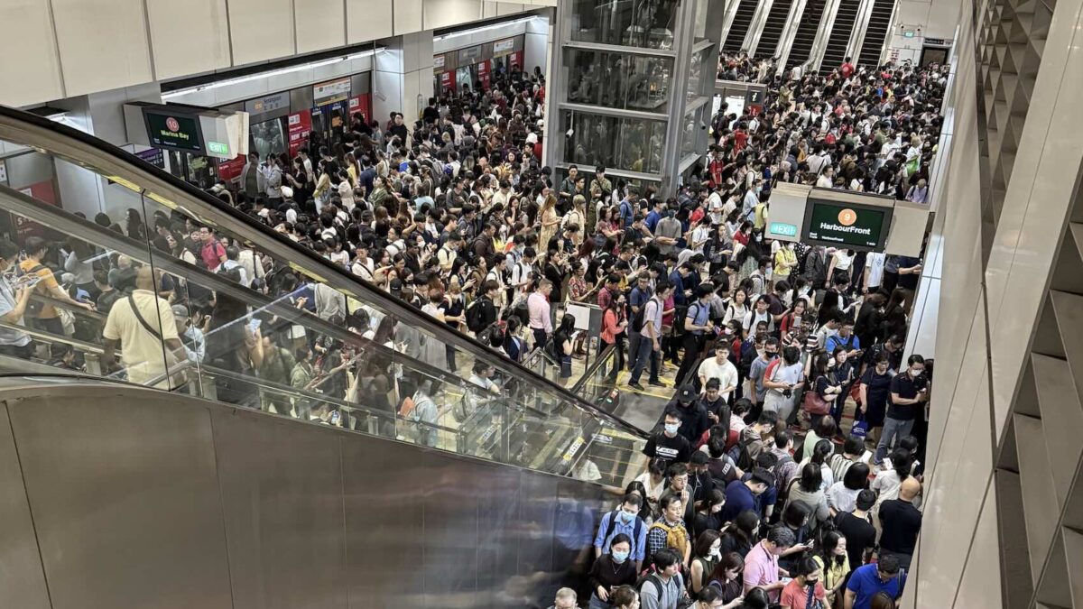 Commuters upset SMRT took so long to update Circle Line disruption ...