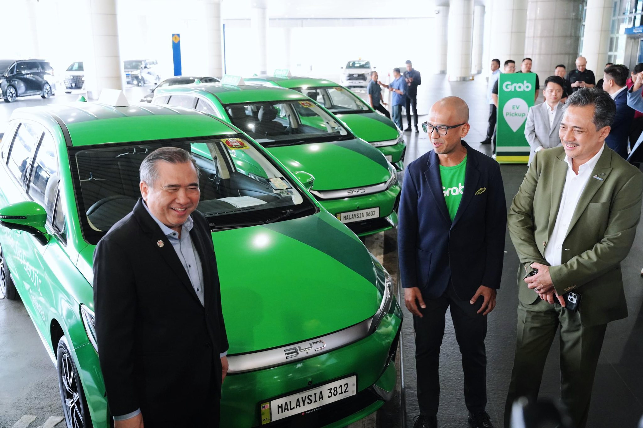 Grab rolls out first EV fleet of seven-seater BYD M6 MPVs for KLIA ...